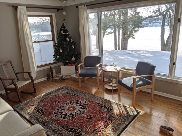 Quiet Lakeside Cottage In Heart Of St Paul/mpls - SeaQuest Roseville, Roseville