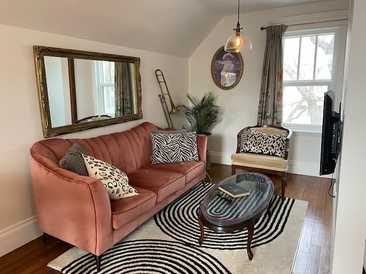 Pink, Penthouse Pied-à-terre W/ Private Deck - Saskatoon