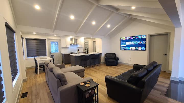 Autumn Deals For Long Stays
Modern & Cozy, Cottage - Innisfil