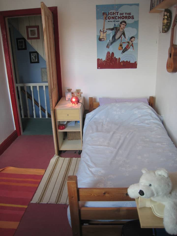 Terraced House In A Lovely, Lively, Leafy Valley. - Leeds