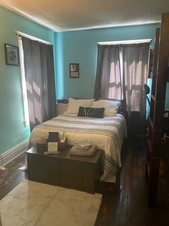 Cozy Room, Free Parking, Centrally Located - Rochester, NY