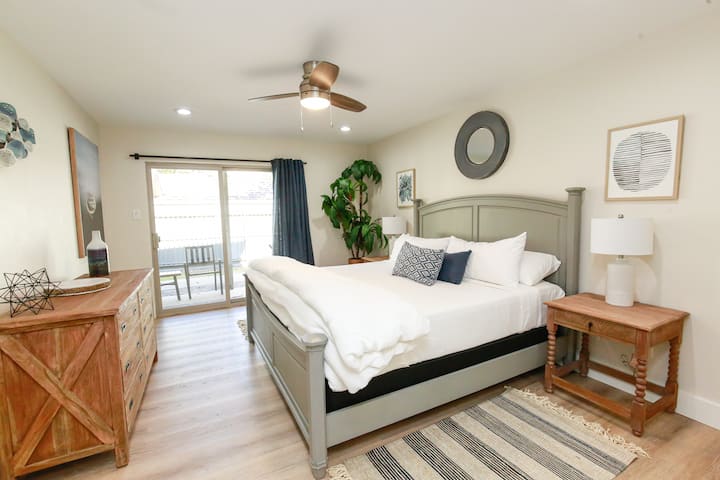 Lakeside Sunset Views With Pool And Docks! - Horseshoe Bay, TX