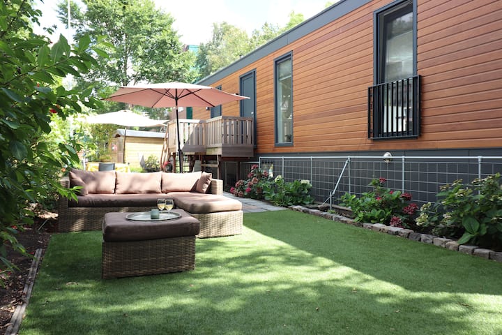 Houseboat Near Jordaan: Unique Canal View & Garden - Ámsterdam