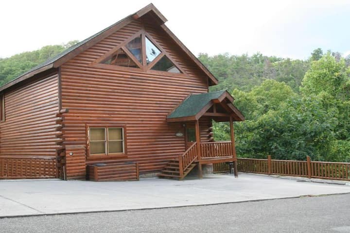 Free Daily Activities- Theater-game Room-hot Tub - Pigeon Forge, TN