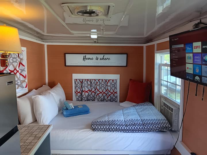 The Tiny House At Belmont Park | 5 Mins To Airport - Rhode Island