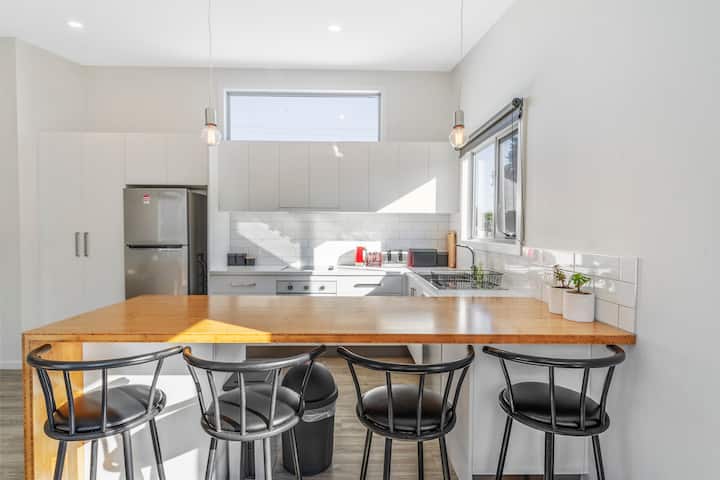 Modern 2 Bed 2 Bath Unit In Quiet Street - Launceston