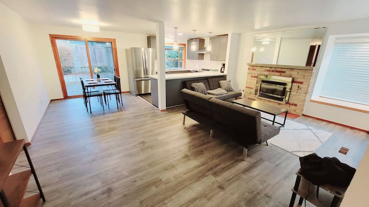 Main Street Retreat: Modern Style. Pet Friendly - Bellevue, WA