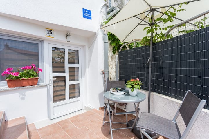 Dina - Charming Studio Apartment Near The Beach - Vrbnik