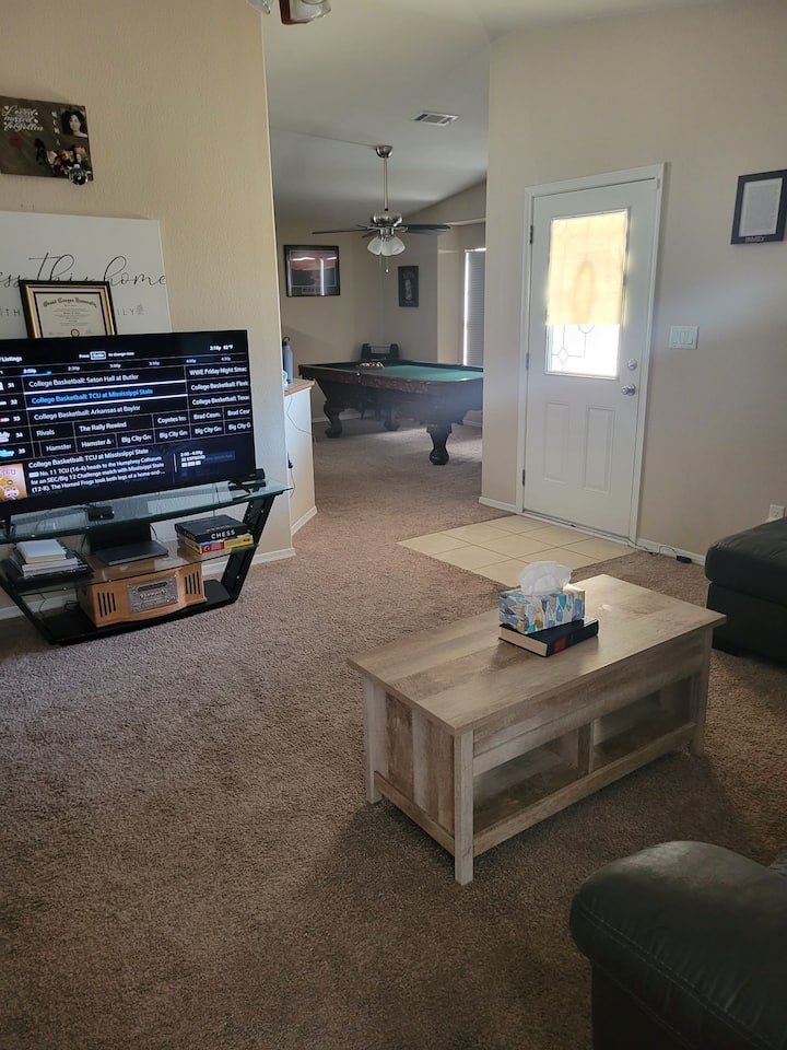 The Family Friendly Or Bachelor Friendly Pad - Peoria