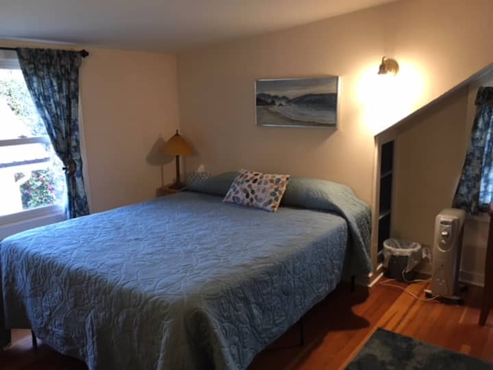 Glasgow Bay House East Bedroom - Coos Bay, OR
