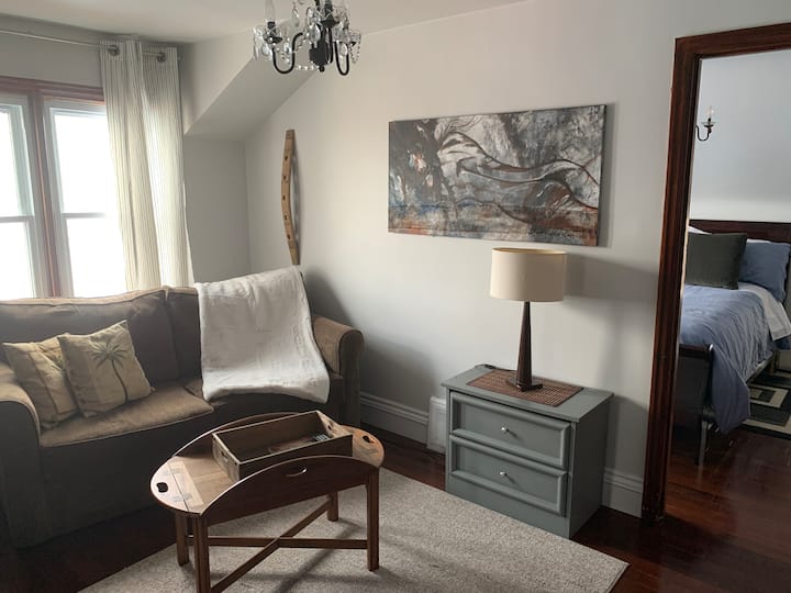 Centrally Located - Beautiful One Bedroom Apt. - Hamilton