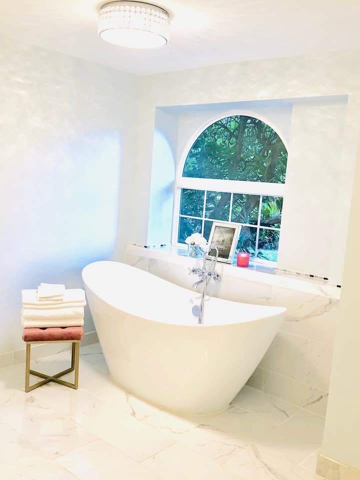 Luxe Spa Studio • Soaking Tub • Private • Quiet - Gresham, OR