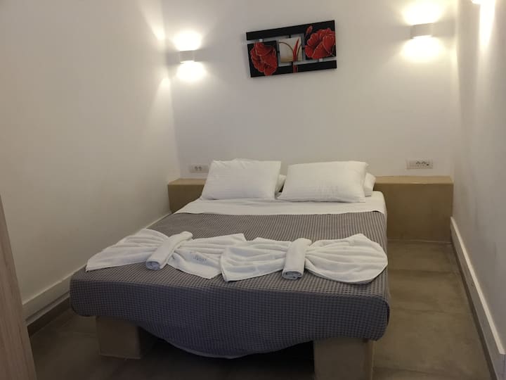 'Lb' Eco Low Budget Room - Santorini