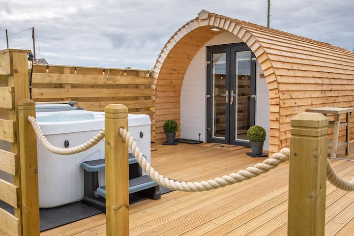 Luxurious Pod With Hot Tub And Decking Area. - Anglesey