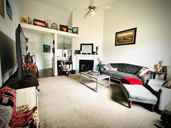 Nashville Cozy Sunshine Guest Room Near Opry - Nashville, TN