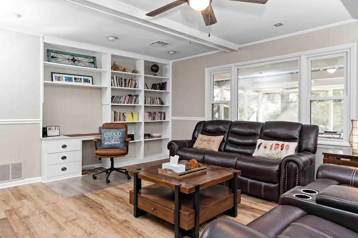 Game Room~king Bed~workspace & Enclosed Patio - Montgomery, AL