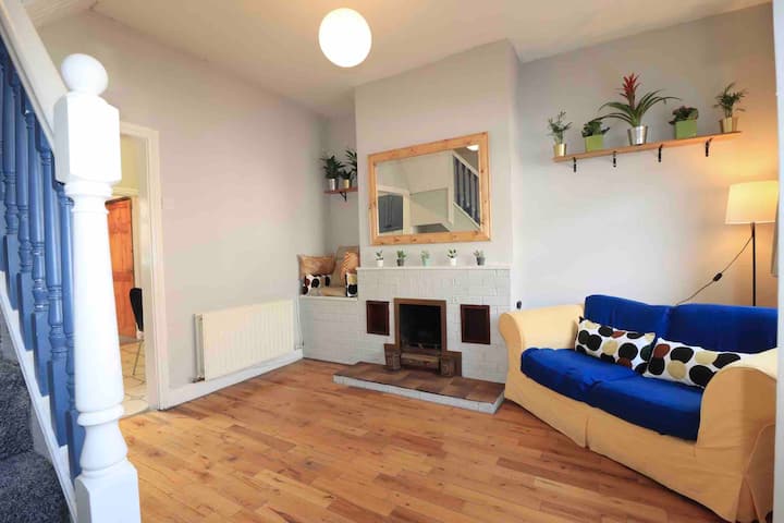 2 Bed House In Irish Quarter Of Central Belfast - Belfast