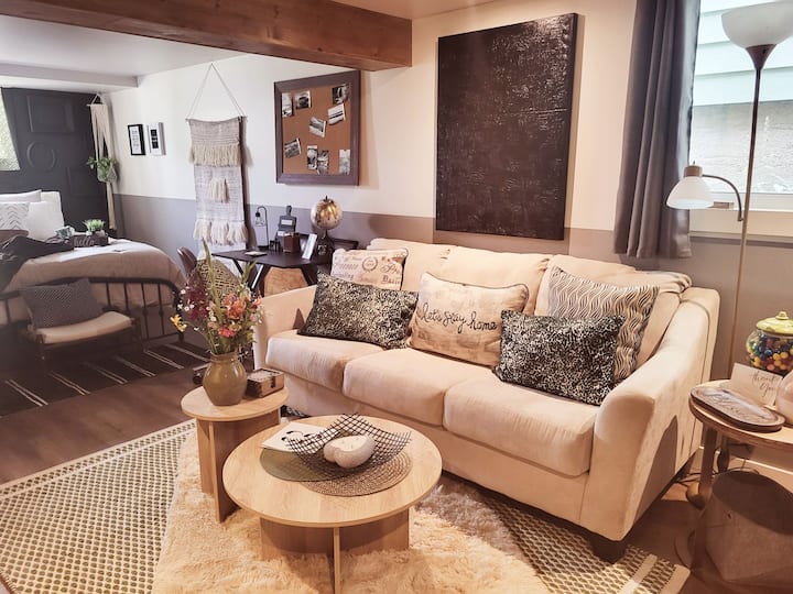 Airbnb Hüga Home On Peter St. Studio, Lower Unit. - Thunder Bay