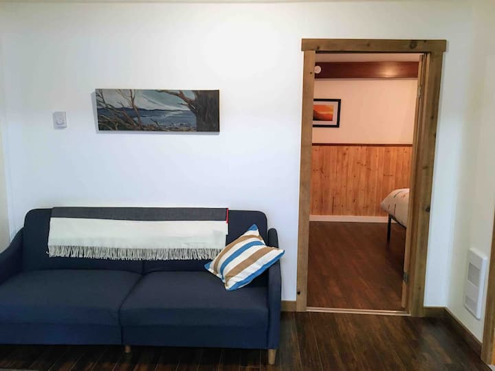 Downtown Cedar Suite - W/ Hot Tub - Ucluelet