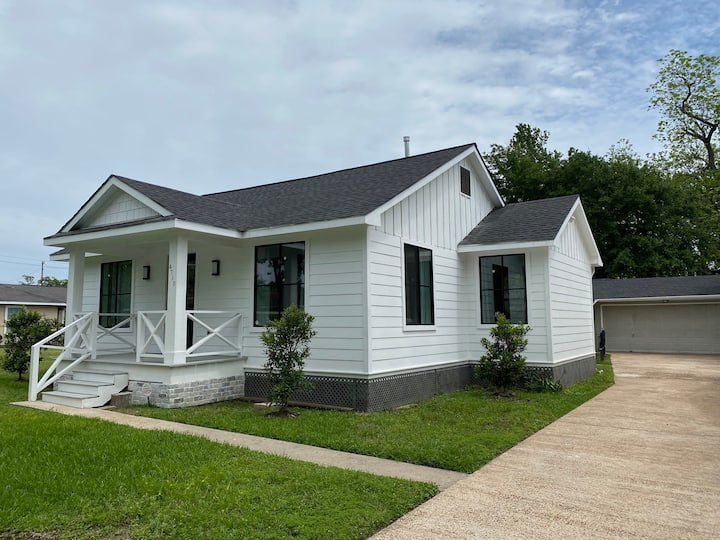 Close-in Comfortable And Modern. A Show Stopper! - Houston, TX