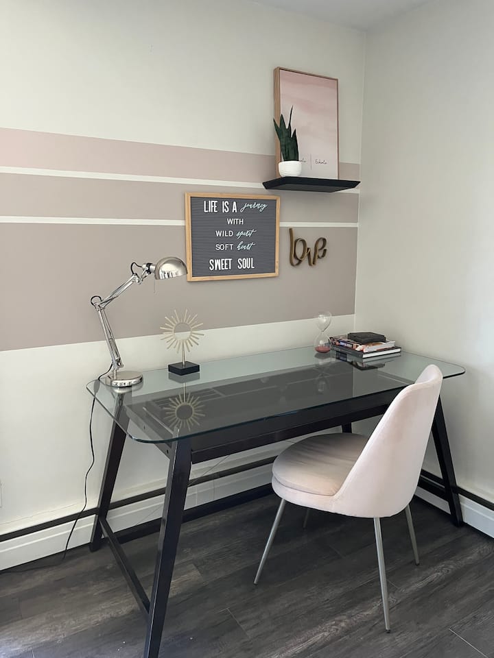 Meet Aurora - Sleeps 4 With 2 King Sized Beds ! - Calgary