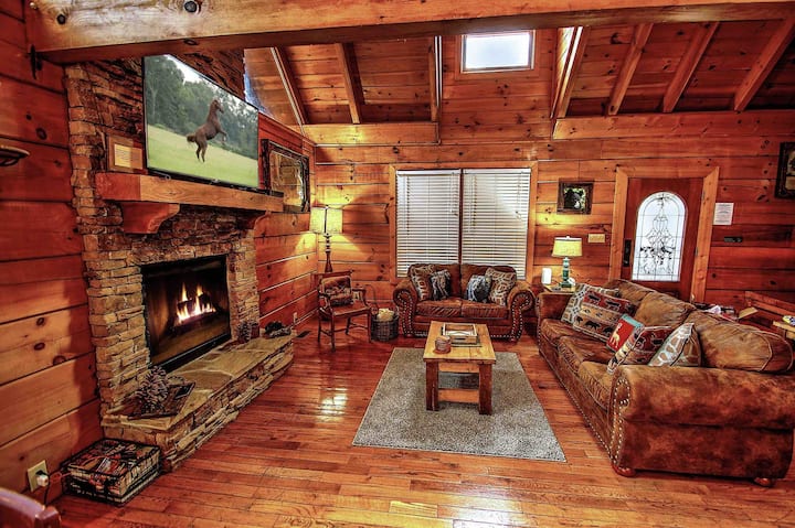 Beautiful Cabin 5 Br/3 Ba, Sleeps 16, Game Room - Pigeon Forge, TN