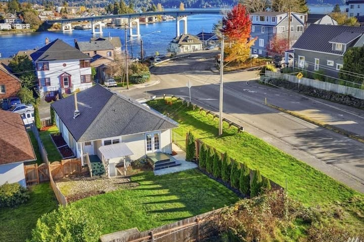 Walk & Ferry To Fifa 
Charming 1910 Whole House - Port Orchard, WA