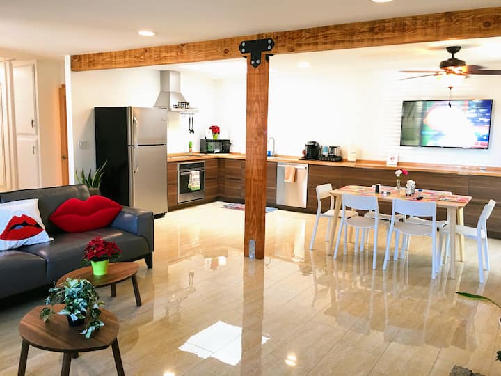 Modern Staycation Near Disney, Mall, Market, Fwy - Huntington Beach, CA