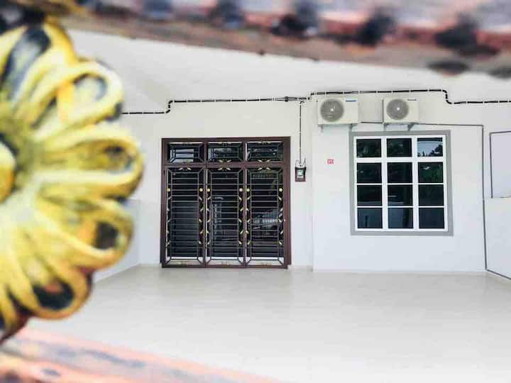 乡间秘境 Cozy N Amazing Residential Home With Parking - Bukit Pasir