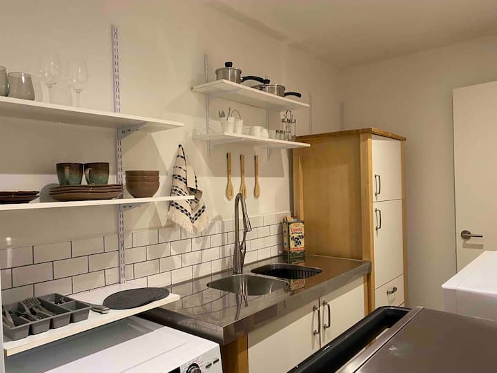 Modern, Spacious 1 Bedroom Unit. - 가티노