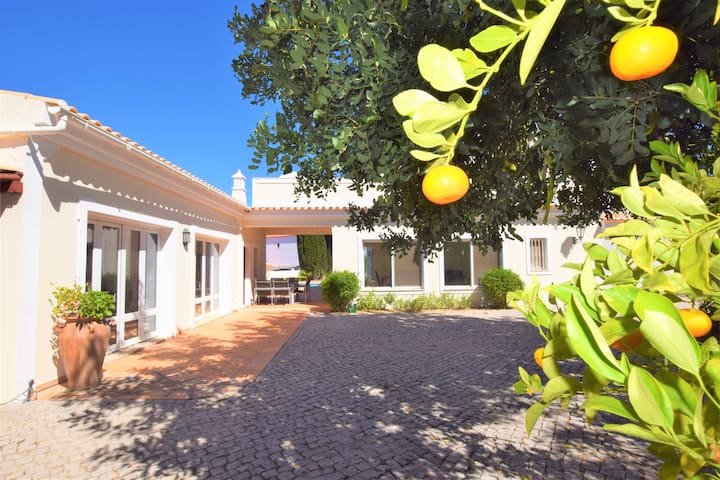 Magnificent 5 Bedroom Villa (10 Beds) In Almancil, Very Close To The Beaches - Faro District