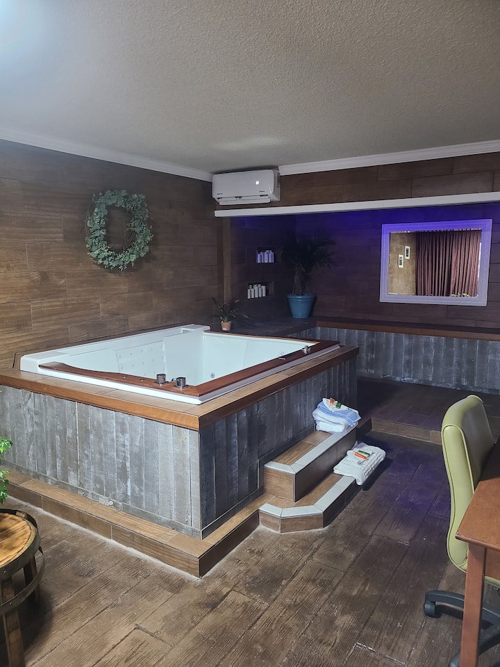 Jacuzzi Suite King Bed With Dinner For 2 Included - Springfield, IL