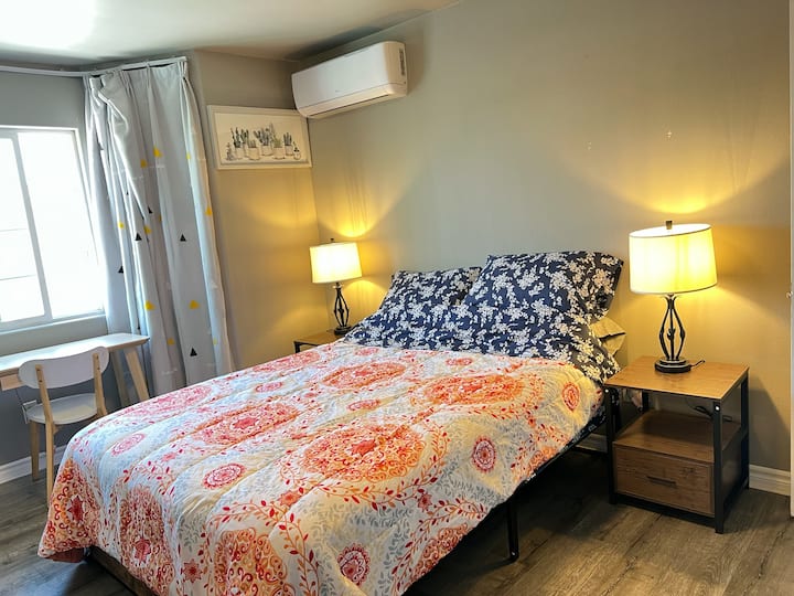 Master Room With Queen Size Bed - Long Beach, CA