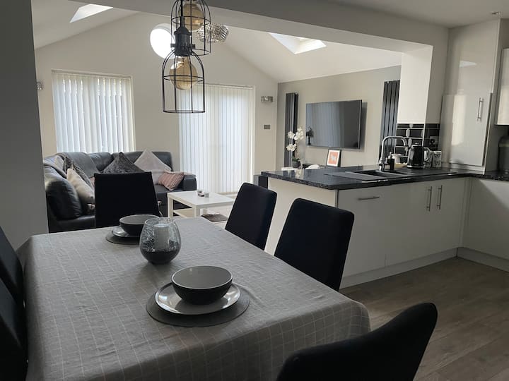 Detached 3 Bedroom Modern Home - With Easy Parking - Guernsey