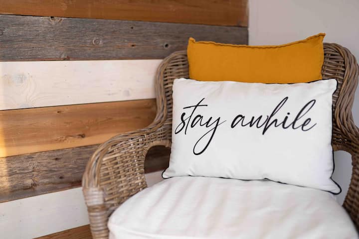 Chic Tiny Loft 2 With Homemade Breakfast Basket - Hinton, AB, Canada