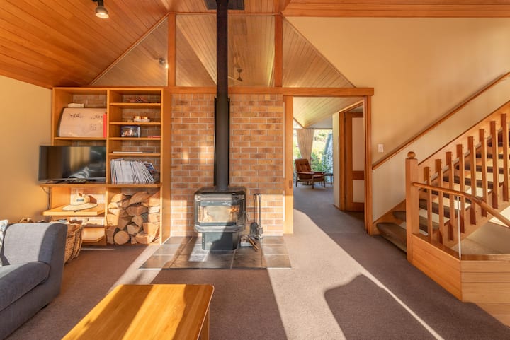 Relax With The Bellbirds In Akaroa - Akaroa