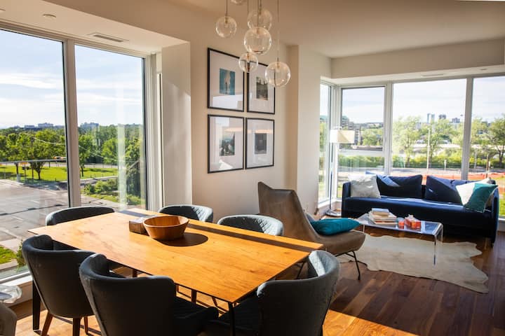 Beautiful River View Condo, Steps Away From Ctrain - 卡加利