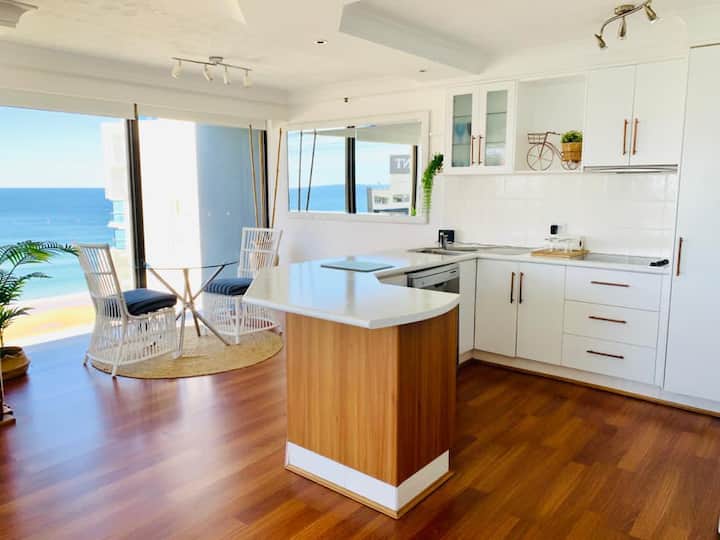 Absolute Beach Front Apartment - Gold Coast