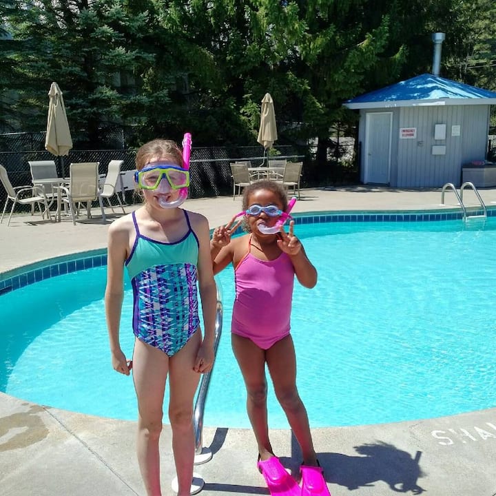 Floating Suite In Georgian Bay: Admiral's Room - Midland