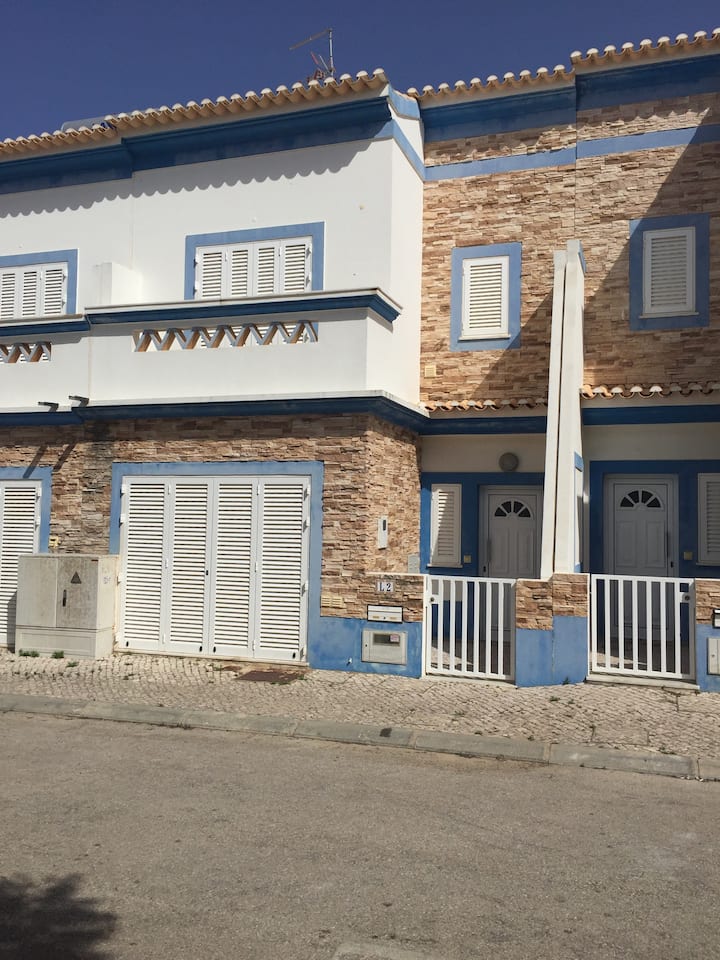 Vila No Centro , Junto à Praia - Altura