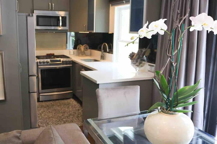 Amaro Place 2bdrm Condo - Los Angeles, CA
