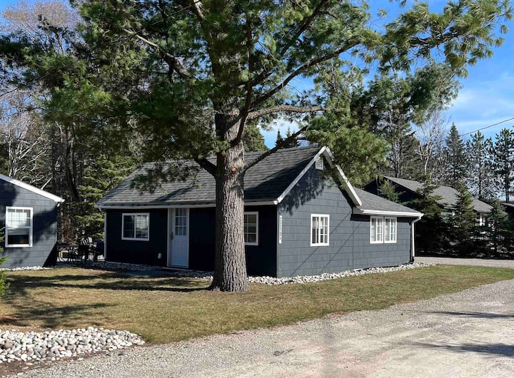 #2 Round Lake Guest House - Petoskey, MI