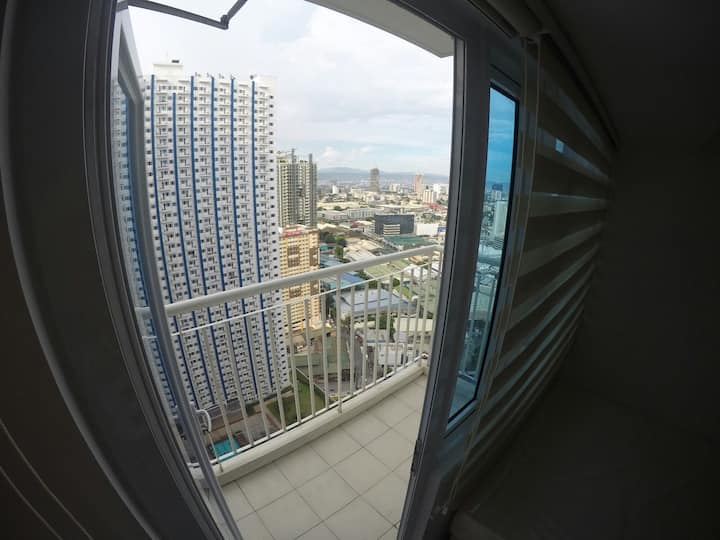 Cozy 1br W/ Balcony. Fast Wi-fi 100mbps + Netflix - Pasig