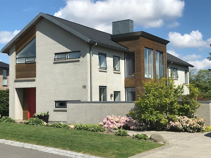 Dejligt Hus Med Plads Til Den Store Familie - Odense