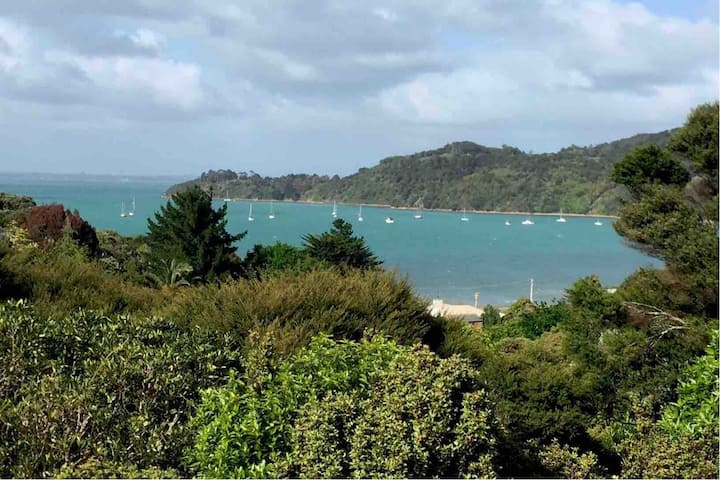 Oneroa Holiday Retreat With Sea And Bush Views - Waiheke Island