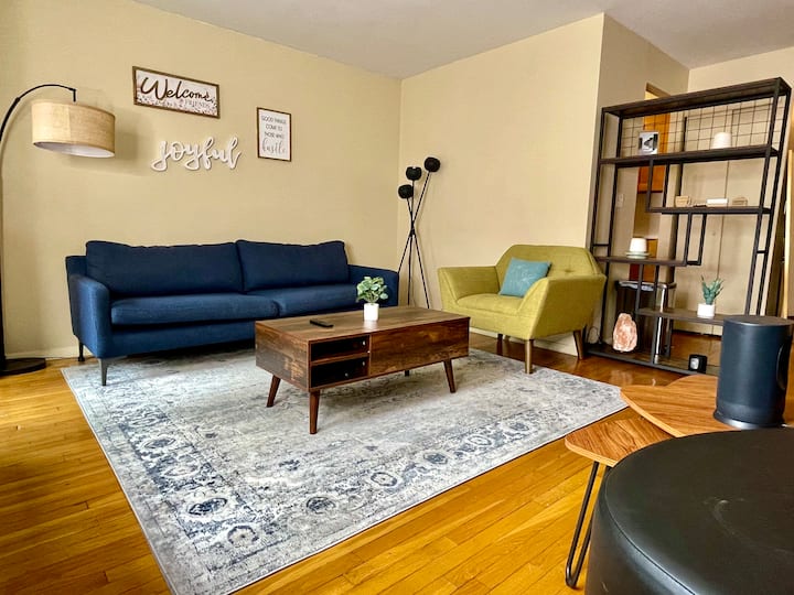 Spacious 1br W/ Small Balcony Near Times Square - New York