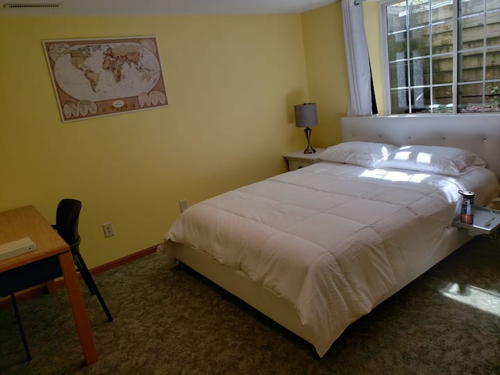 Cheerful And Cozy Capital City Suite - Madison, WI