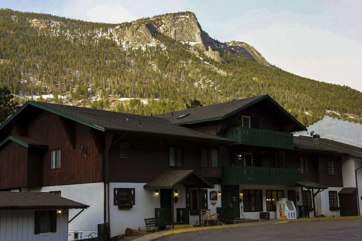 Economical Mountain Suite With 2 Person Jetted Tub - Estes Park, CO