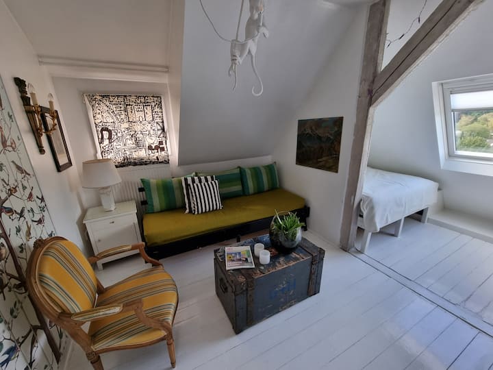 Dachgeschoss Appartement Möbliert - Overath