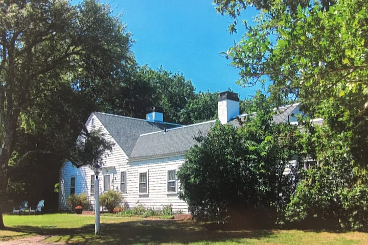 Light-filled Antique House With Private Beaches - Dennis, MA